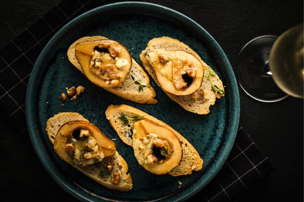 Toasts with caramelized pear and feta cheese paste - bestpan.com